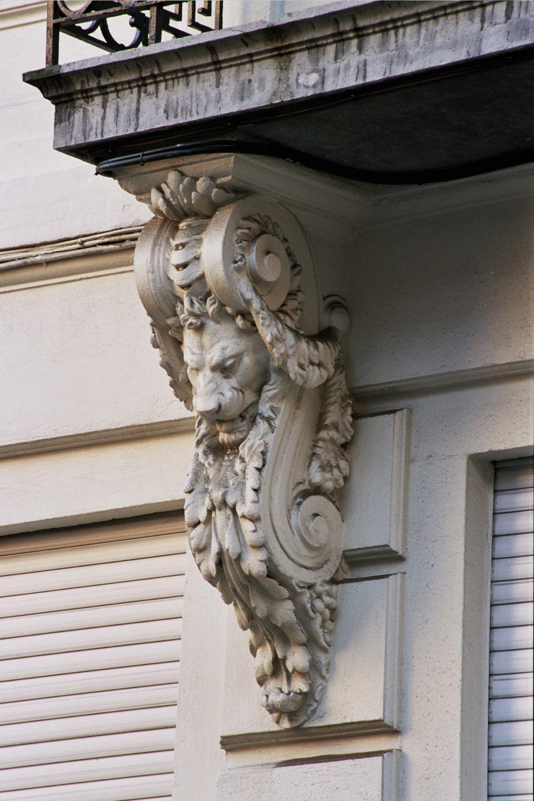 En architecture, une console est un élément qui est en général en forme ...