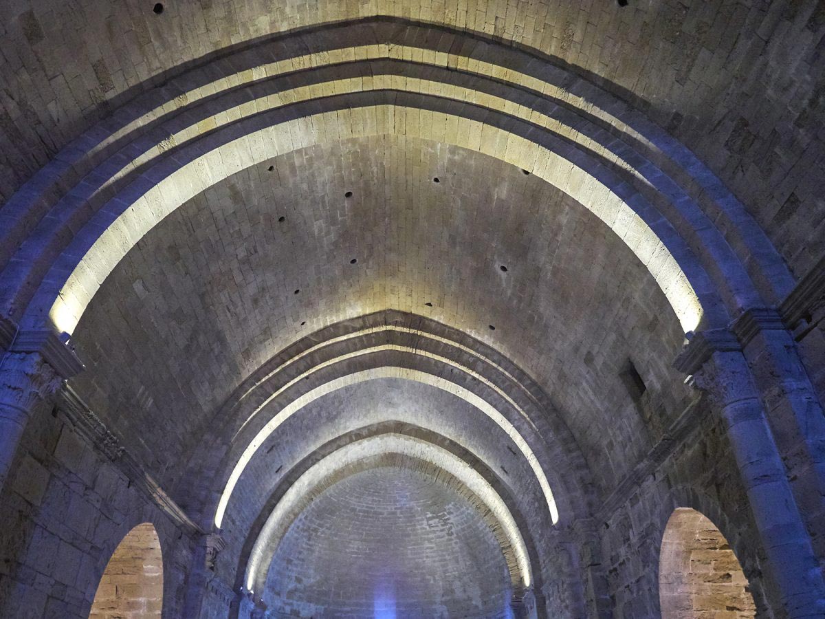 partie intérieure d'un arc ou plutôt d'un ensemble d'arc ( voussures ...